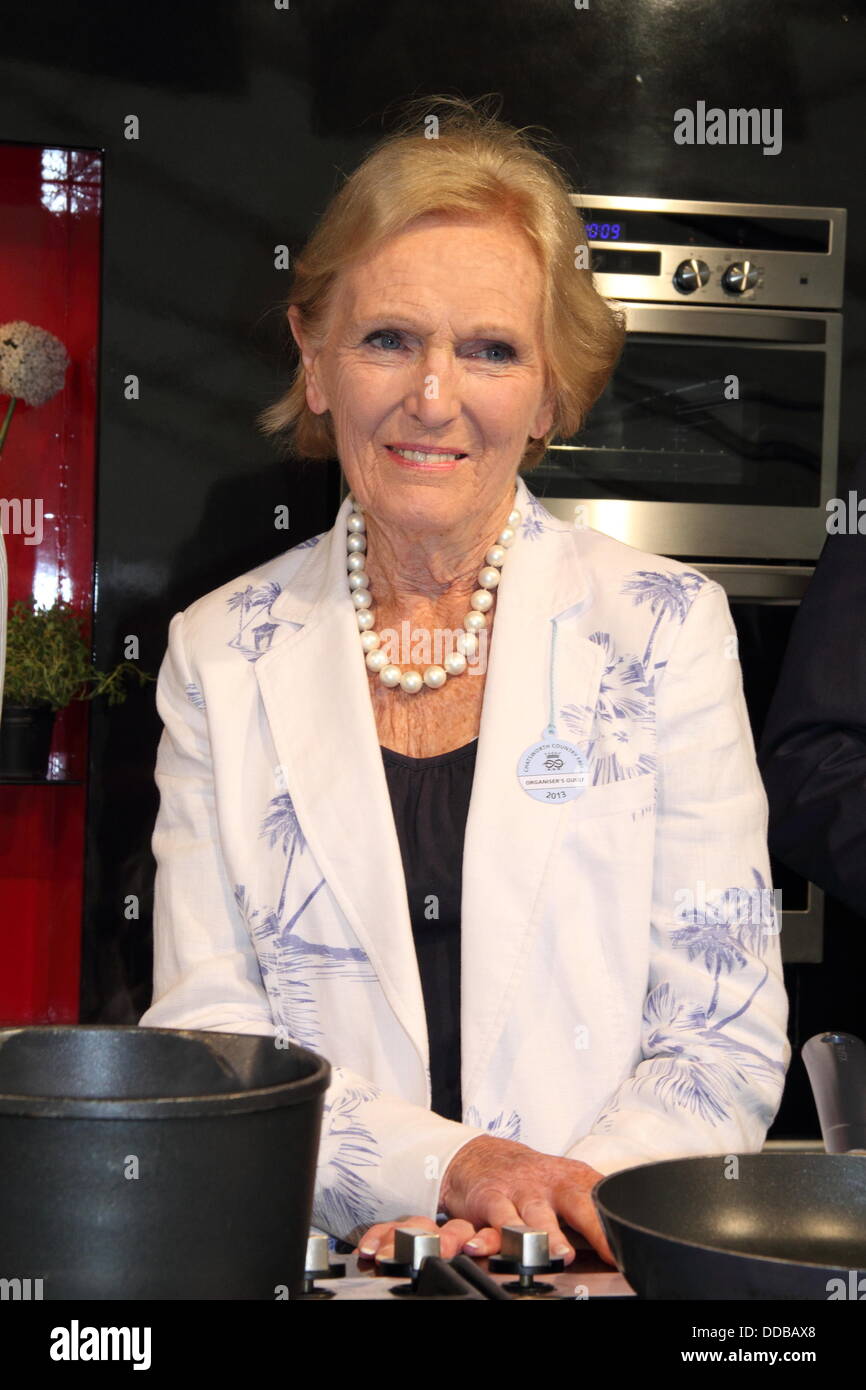 Mary berry portrait hi-res stock photography and images - Alamy