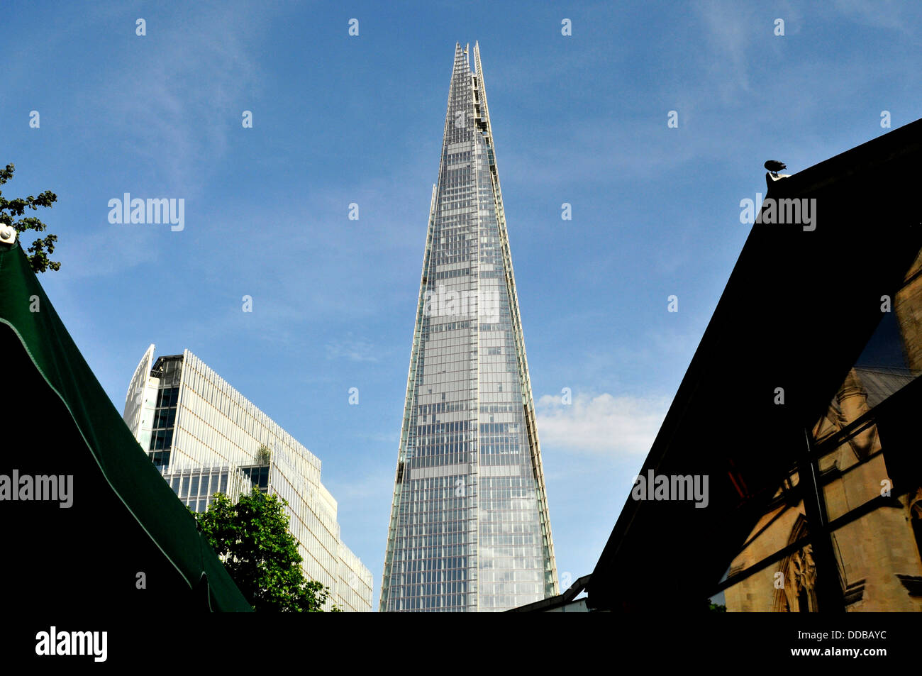 London glass building tall building hi-res stock photography and images ...