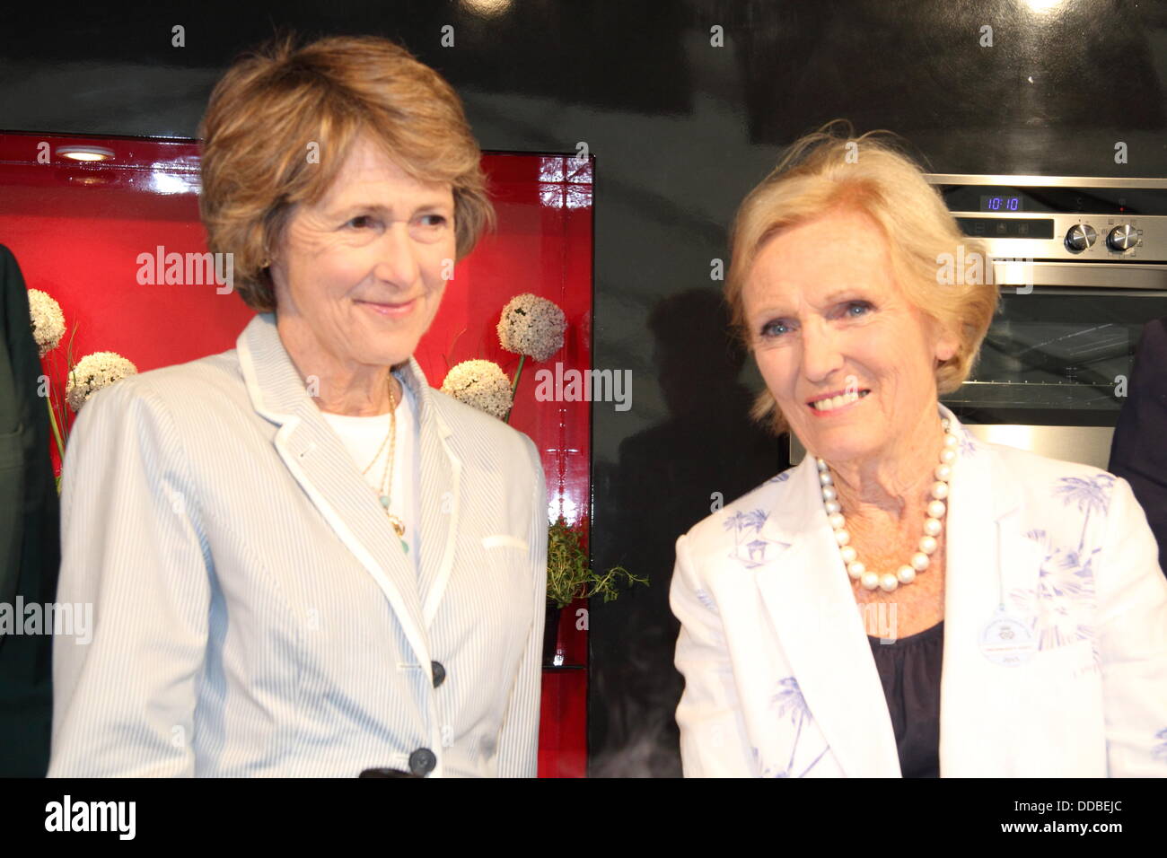 TV cook, Mary Berry (right) with the Duchess of Devonshire (left) in ...