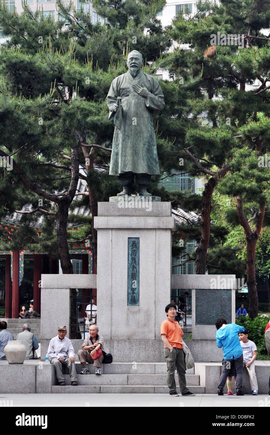 Seoul (South Korea): statue in Tapgol Park Stock Photo - Alamy