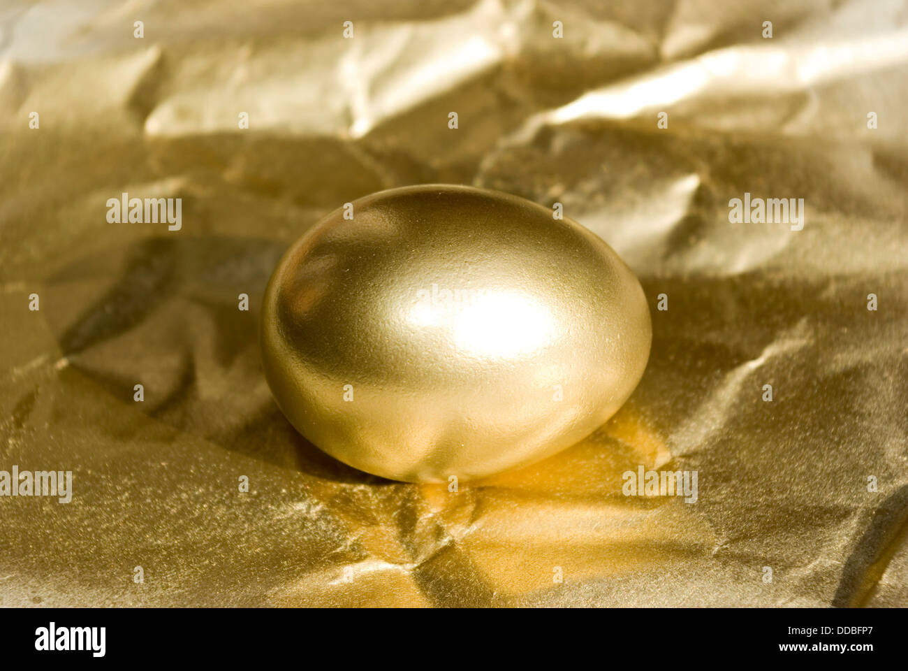 Egg with gold hi-res stock photography and images - Alamy