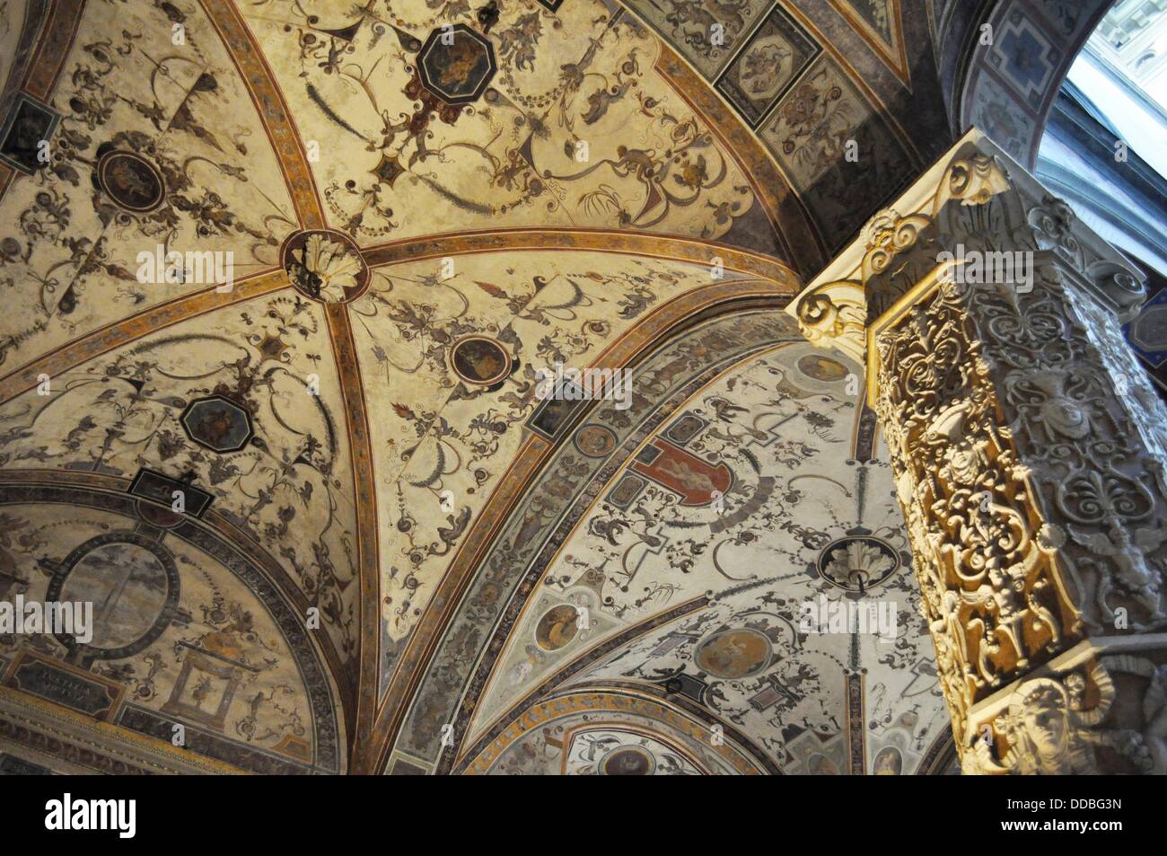 Palazzo vecchio fresco courtyard hi-res stock photography and images ...
