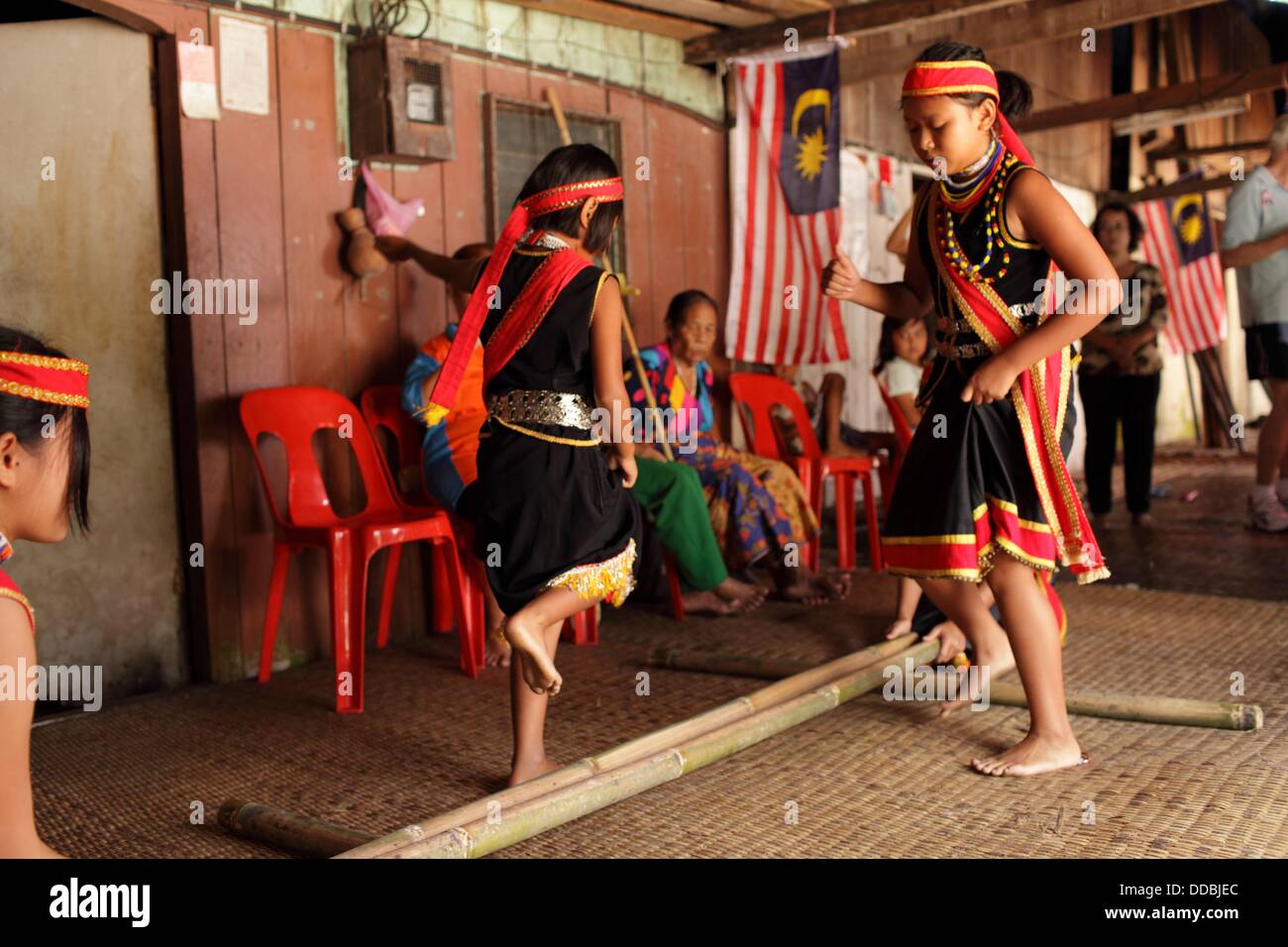 pakaian tradisional bidayuh warna merah - Rebecca Lee