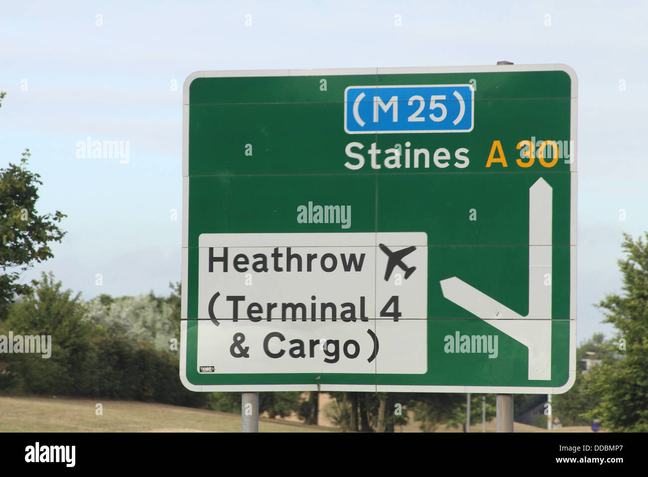 Green motorway signs uk hi-res stock photography and images - Alamy