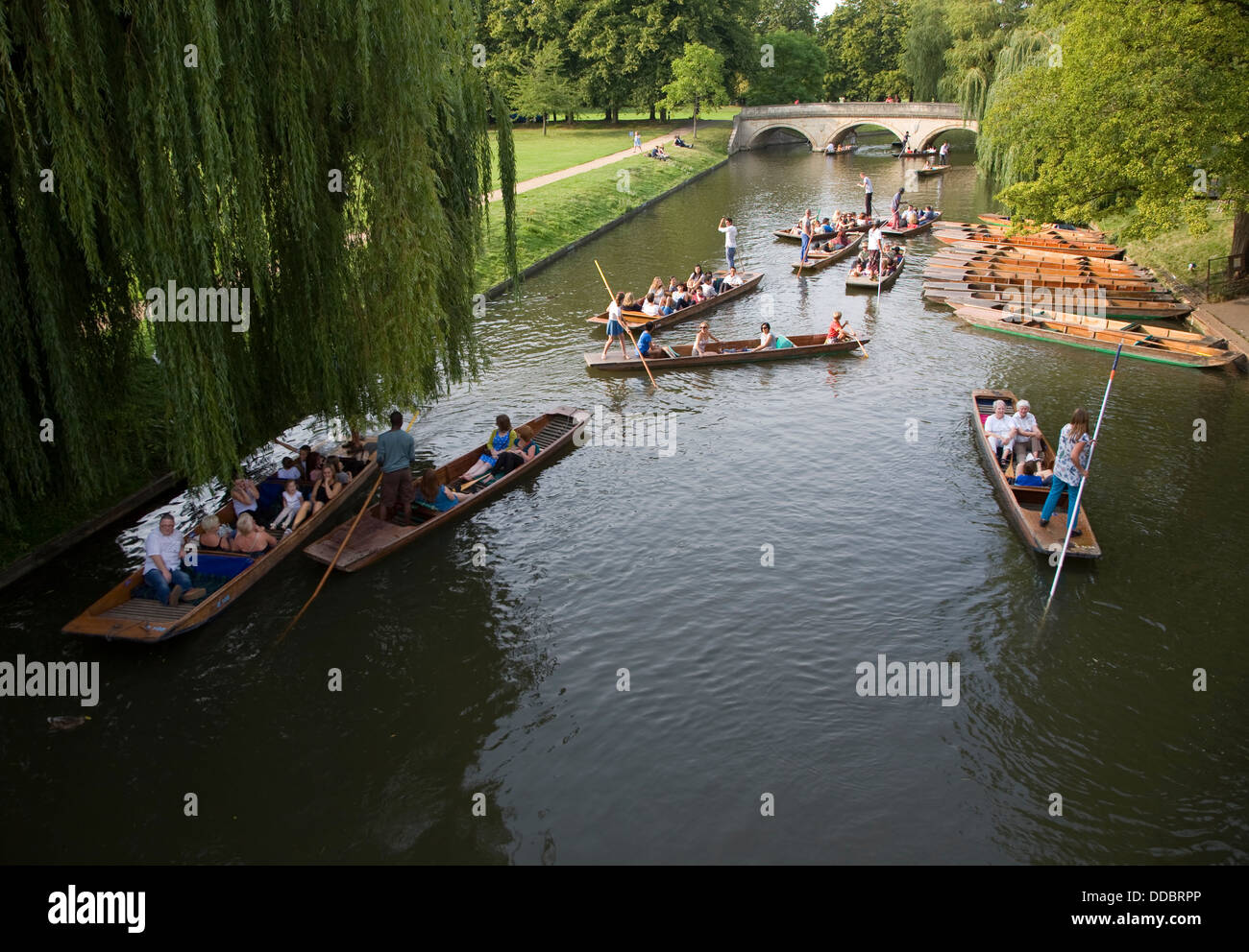 Crowded River Cam people punting Cambridge England Stock Photo - Alamy