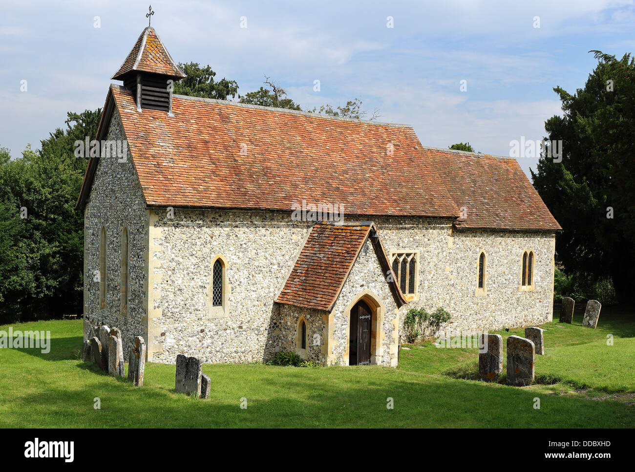 Flint stone English rural Church and graveyard Stock Photo - Alamy