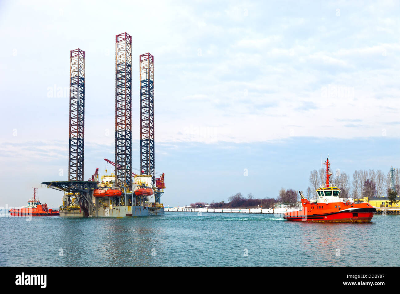 Oil rig towed hi-res stock photography and images - Alamy