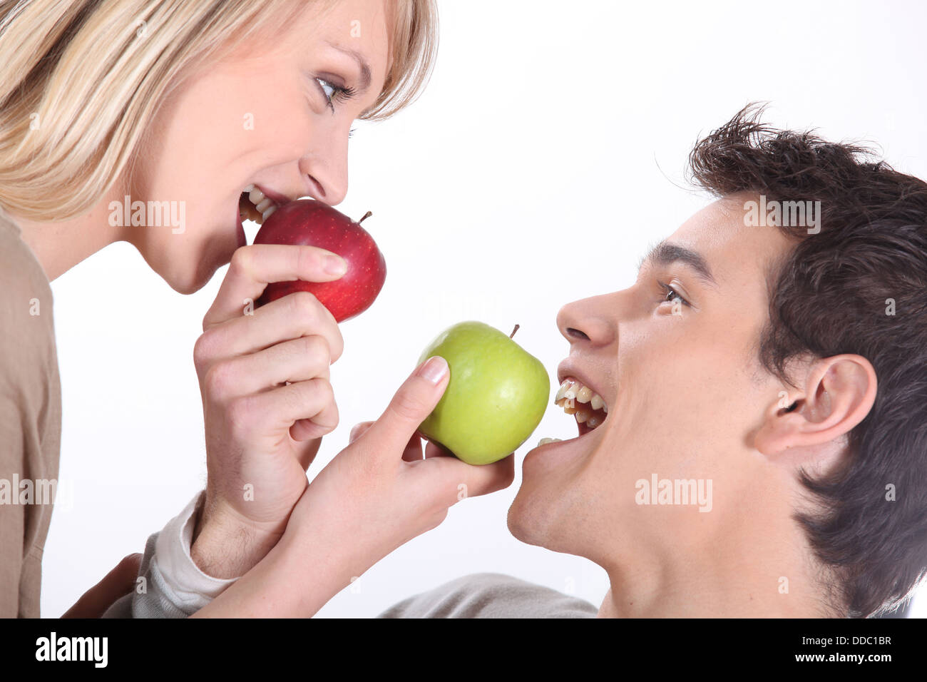 Couple eating apples Stock Photo - Alamy