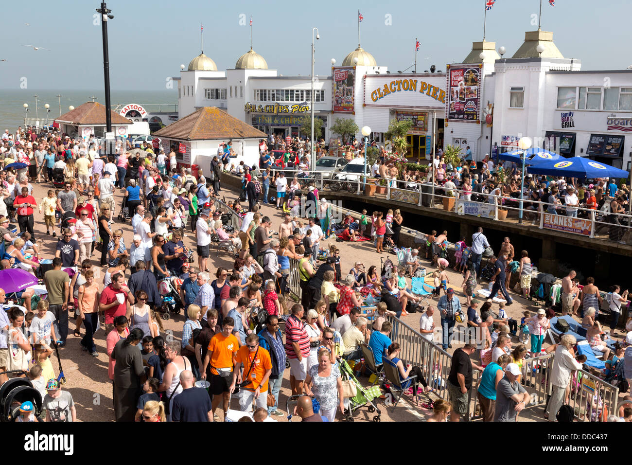 CLACTON ON SEA SEAFRONT WITH CROWDS WHO WERE WATCHING THE ANNUAL FREE ...