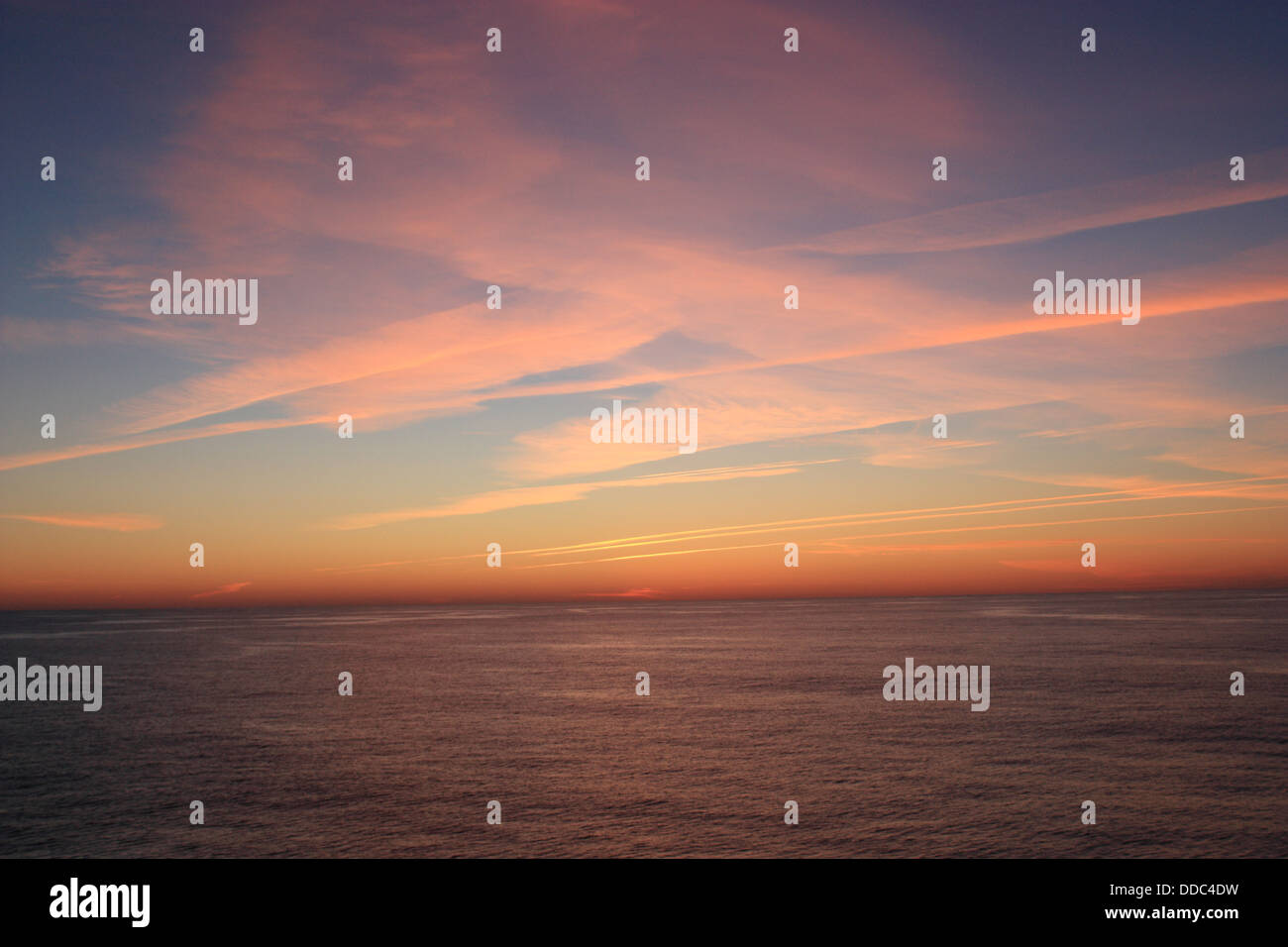 Contrails hi-res stock photography and images - Alamy