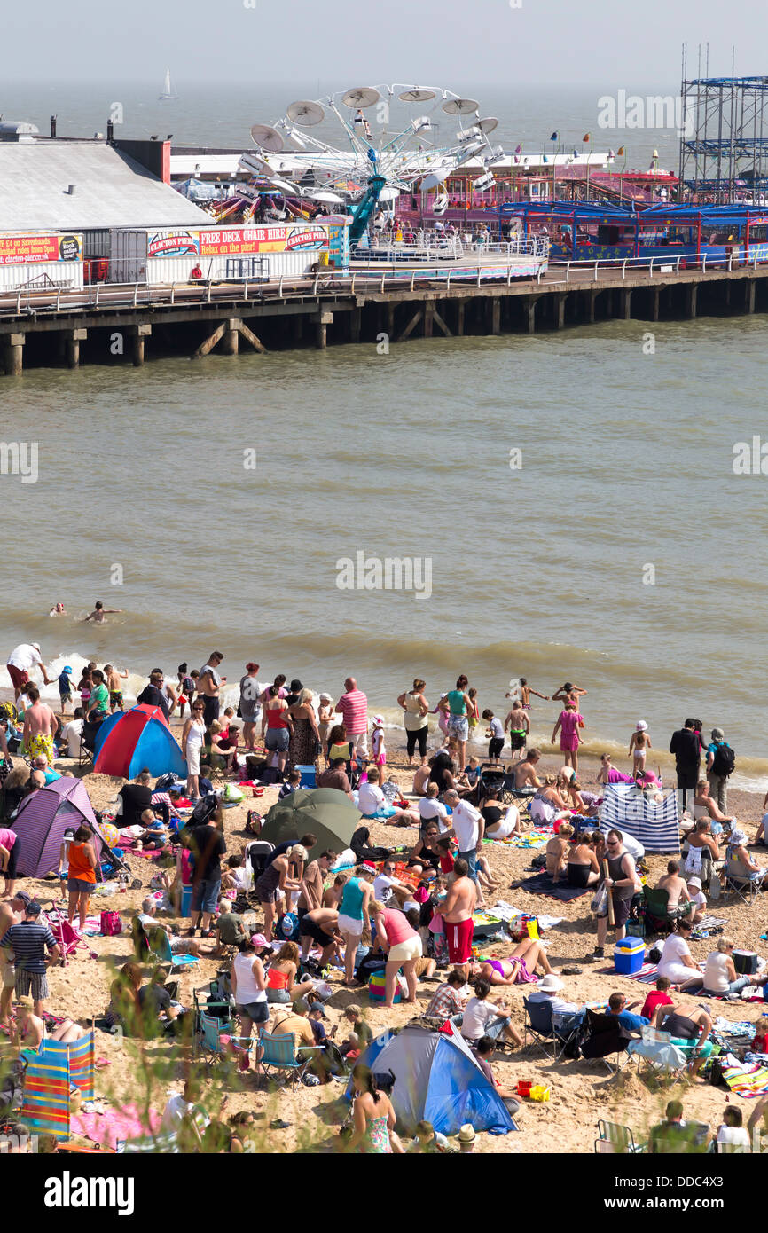 CLACTON ON SEA SEAFRONT AND THE PIER WITH CROWDS Stock Photo - Alamy