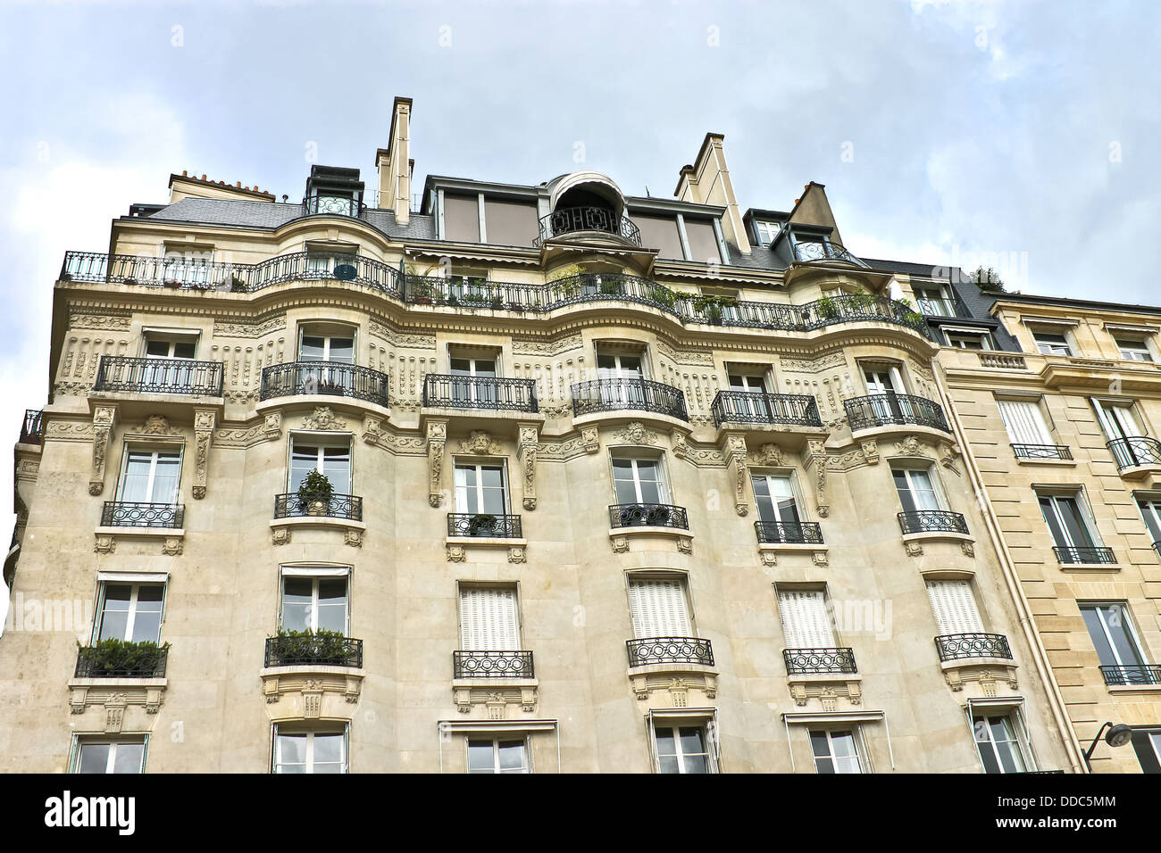 Facade of a traditional building in downtown Paris, France Stock Photo ...