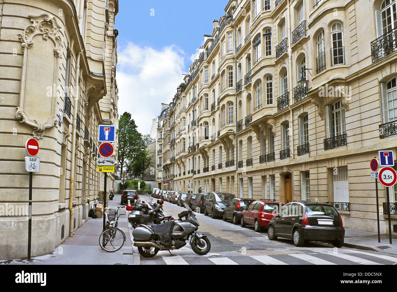 Lane in the center of Paris. France Stock Photo - Alamy