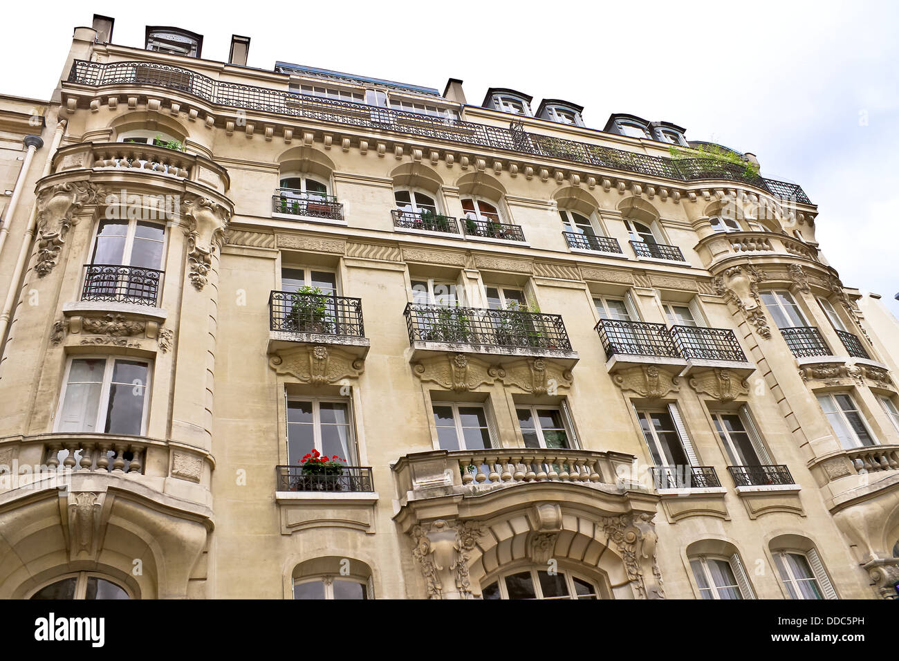Facade of a traditional building in downtown Paris, France Stock Photo ...