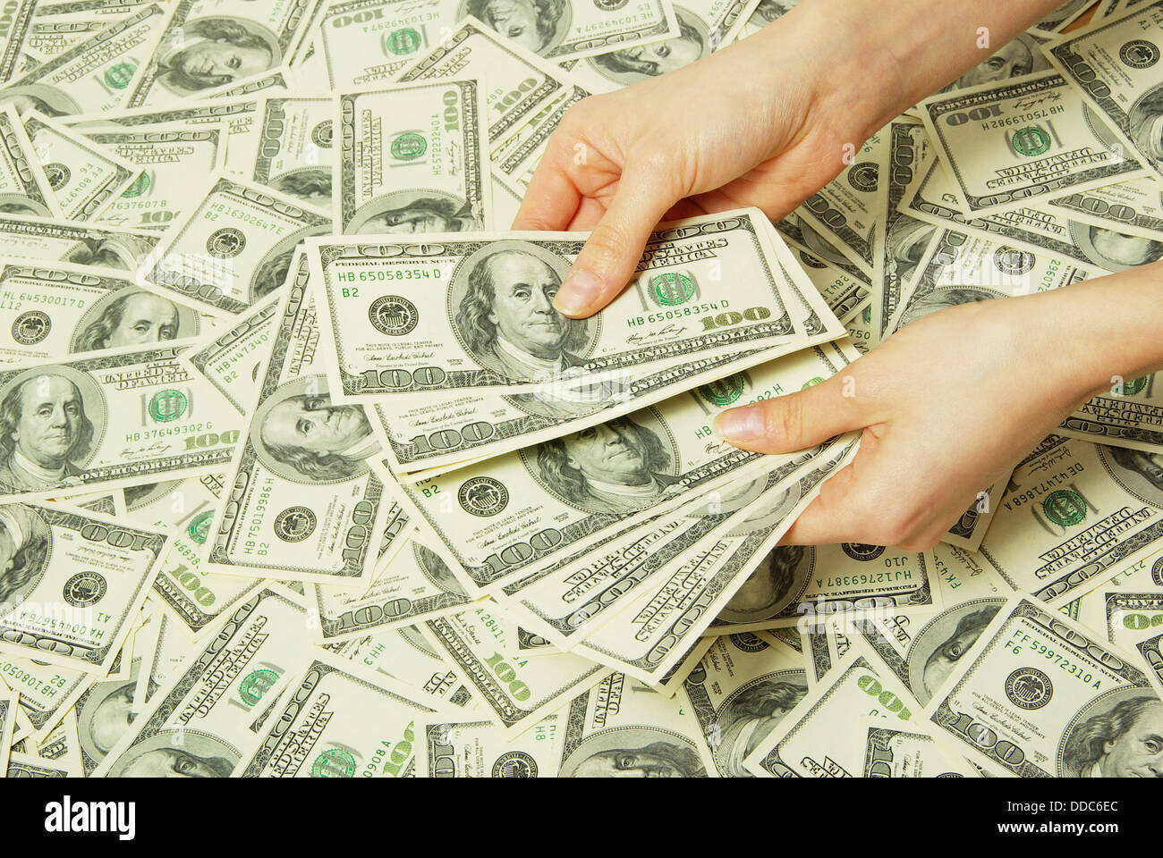 hands with money Stock Photo - Alamy