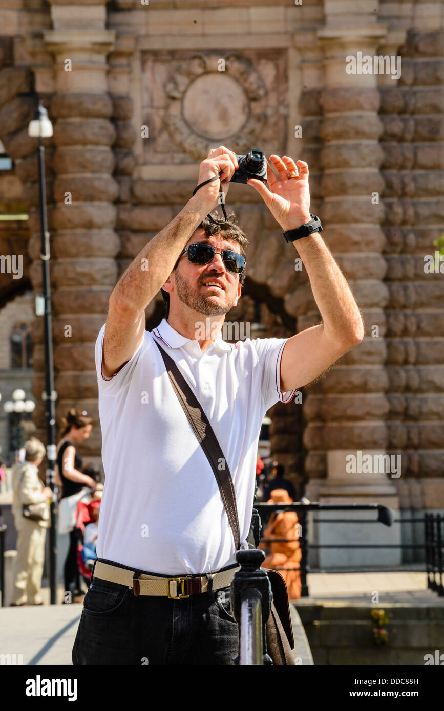 Tourist man camera hi-res stock photography and images - Alamy