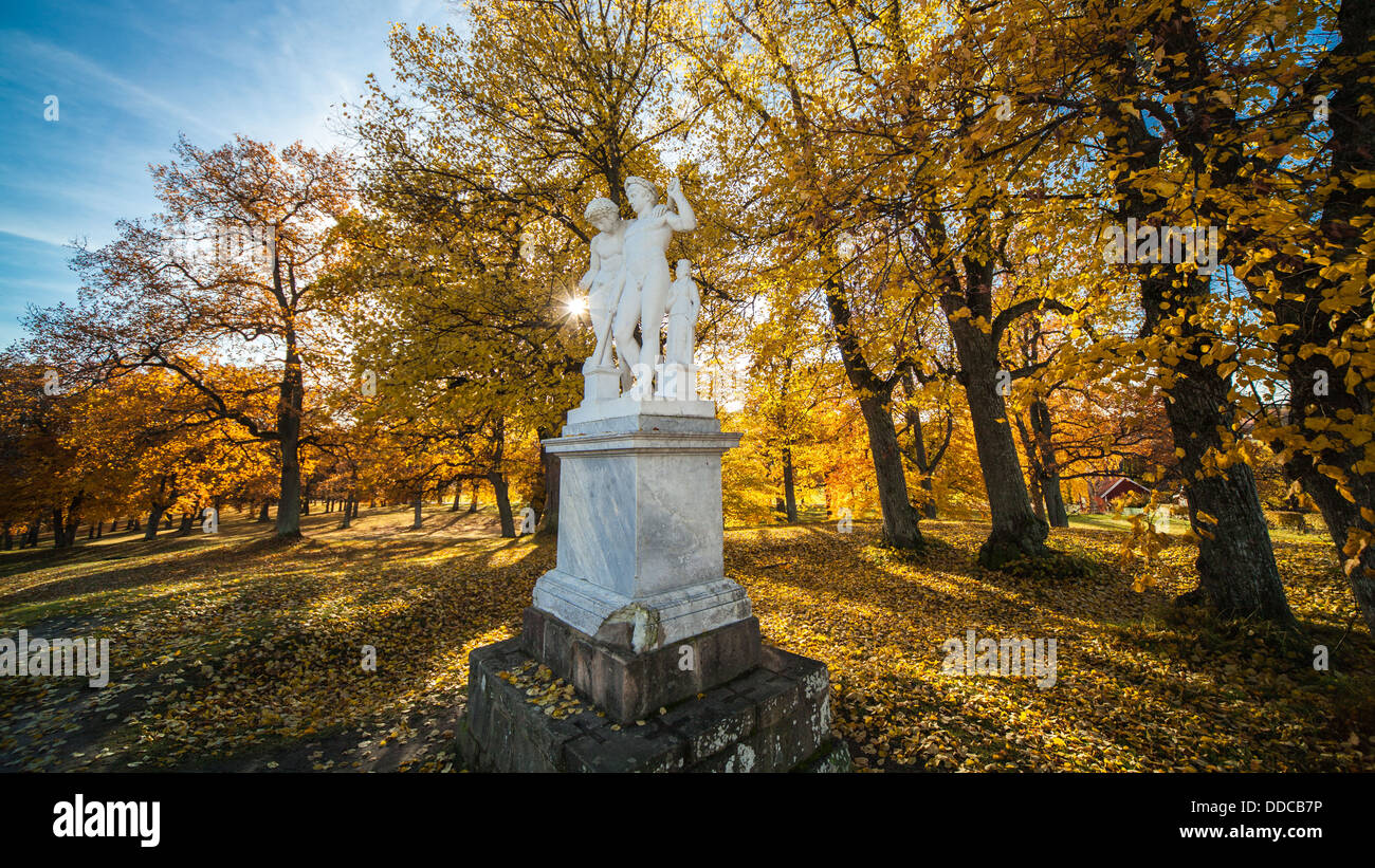 Statue and trees hi-res stock photography and images - Alamy
