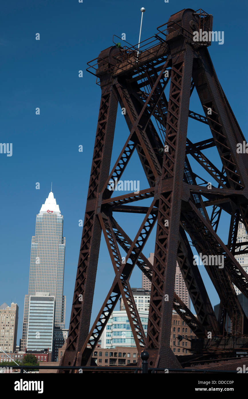 LIFT BRIDGE KEY BANK TOWER BUILDING (©CESAR PELLI 1991) DOWNTOWN ...