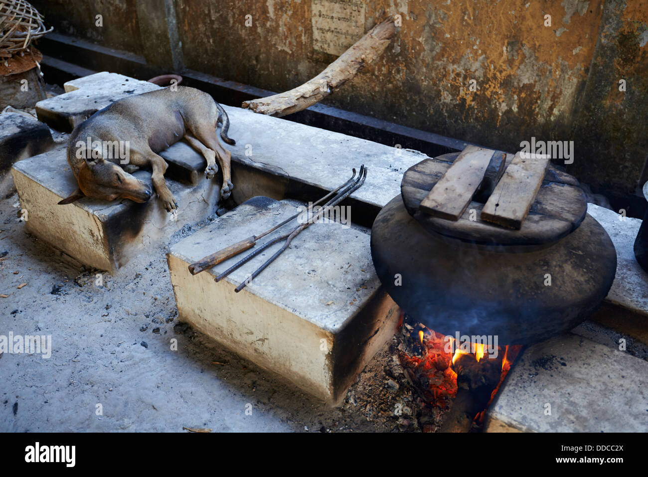 Myanmar (Burma), Yangon (Rangoon), Paya Chaukhtatgyi, monastery kitchen ...