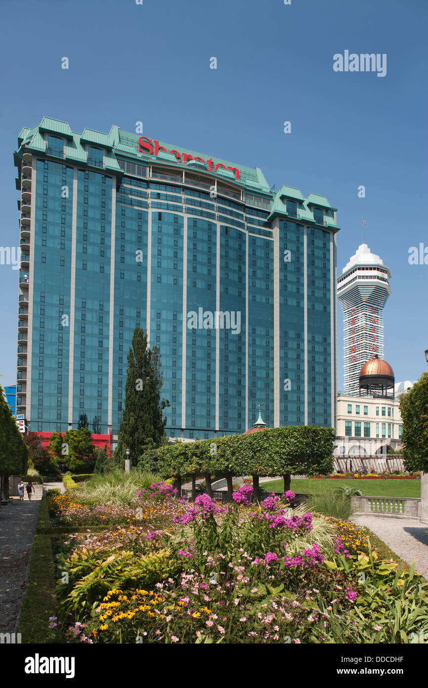 SHERATON FALLS HOTEL GARDENS NIAGARA ONTARIO CANADA Stock Photo - Alamy