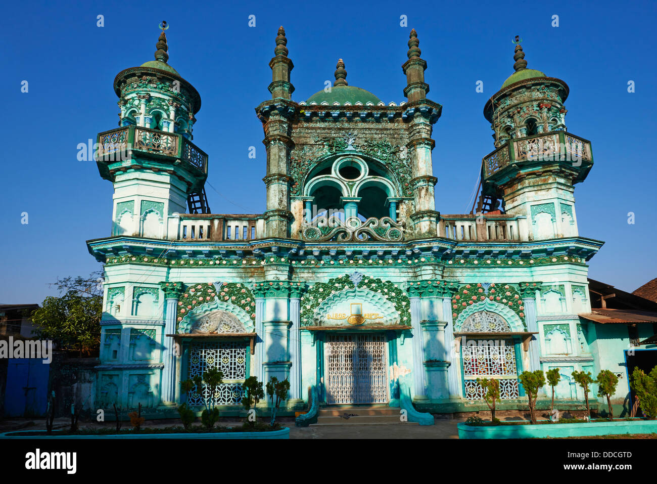 Myanmar burma mon state mawlamyine hi-res stock photography and images ...