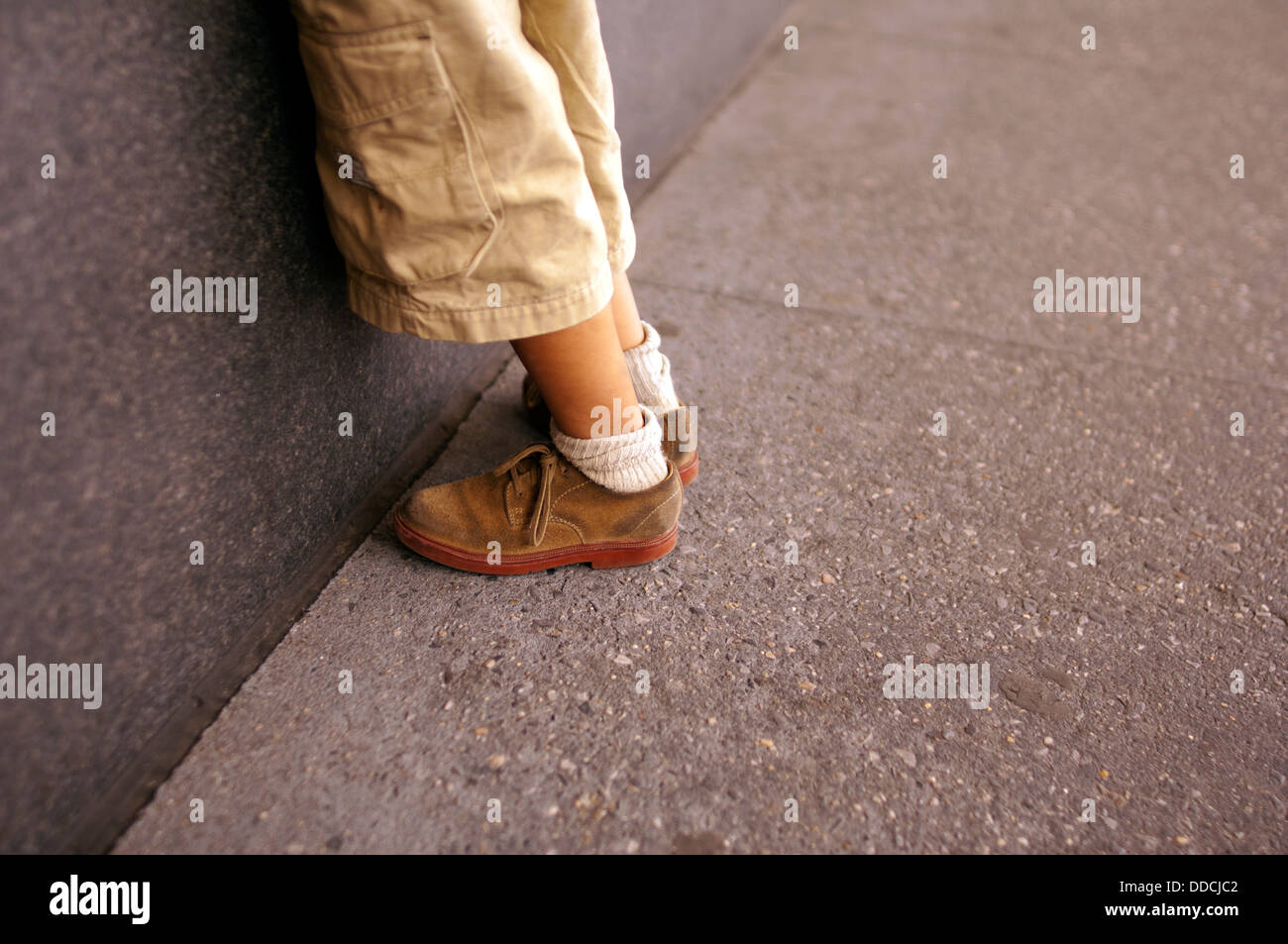 Boy facing wall hi-res stock photography and images - Alamy