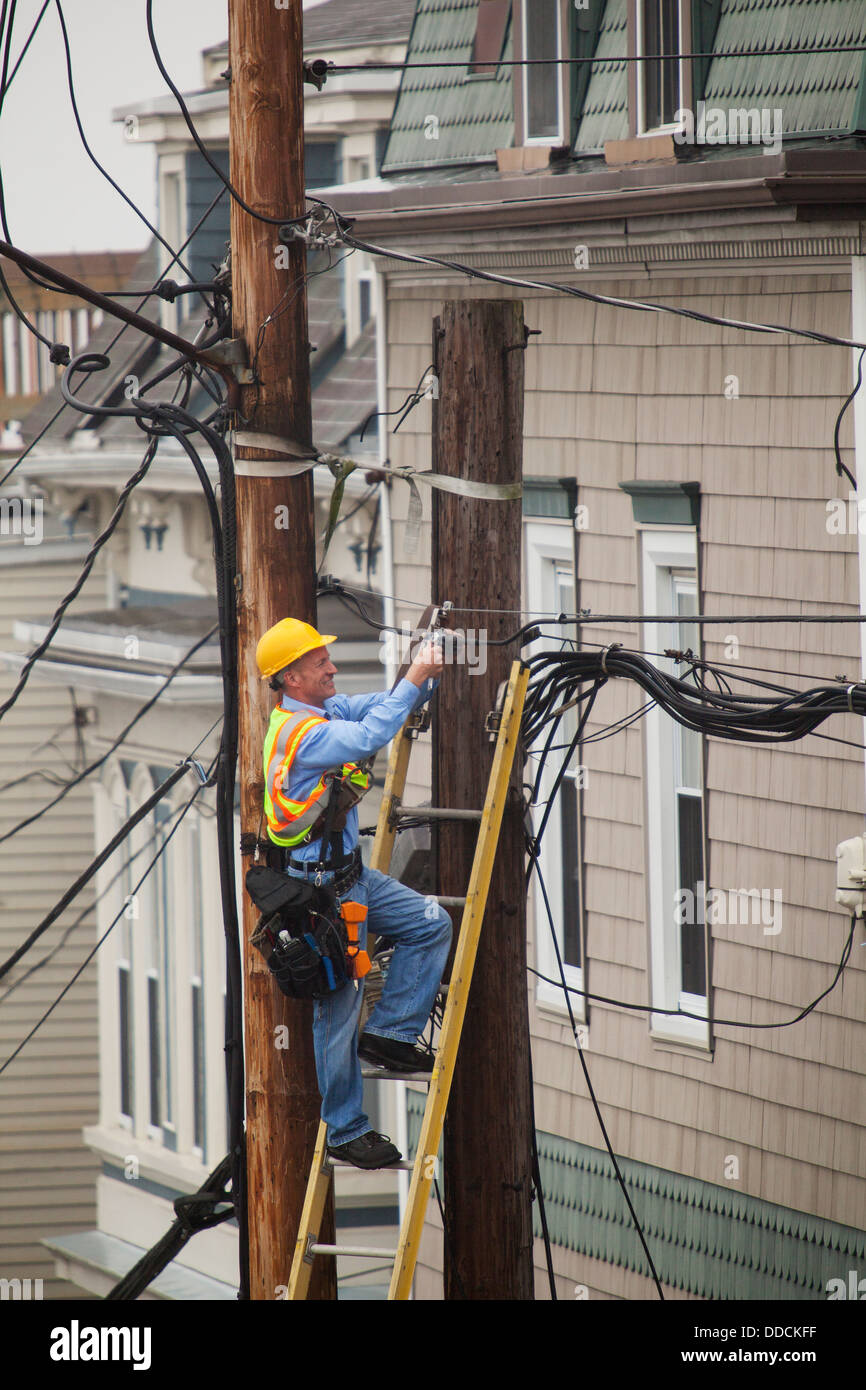 Cable lineman standing on ladder hi-res stock photography and images ...