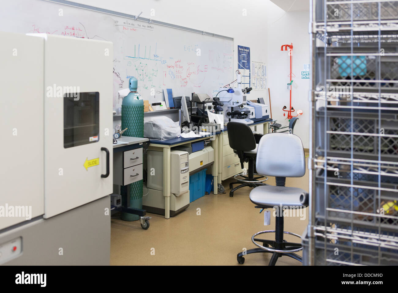 Microscope and chemical analysis equipment and oxygen tank in a ...