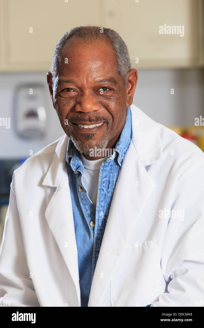 Portrait of a professor in a chemistry lab Stock Photo - Alamy