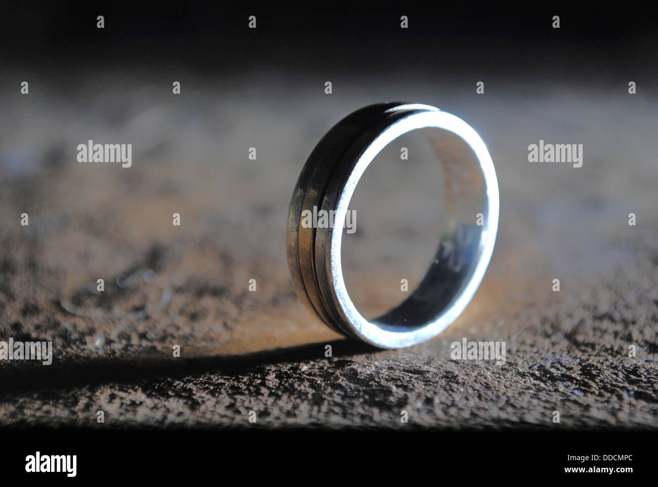 Gold band ring hi-res stock photography and images - Alamy