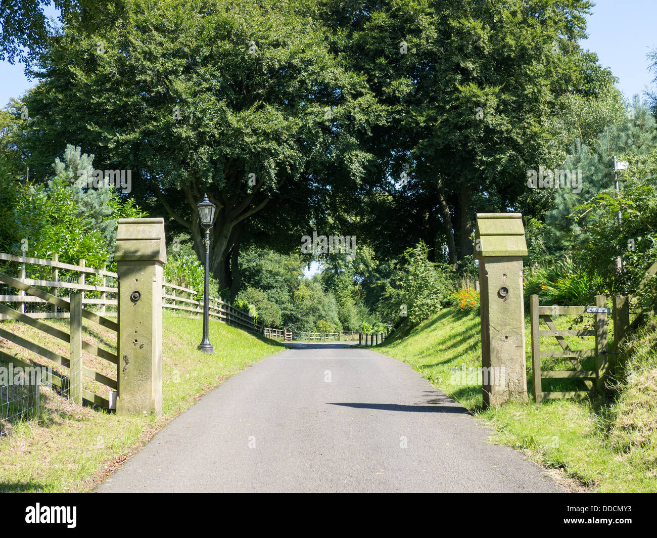 Gate posts hi-res stock photography and images - Alamy