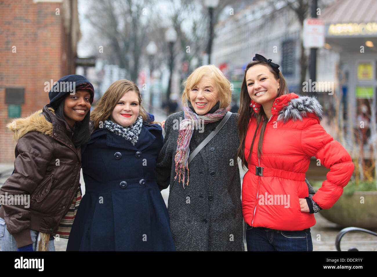 Group portrait of four women hi-res stock photography and images - Alamy