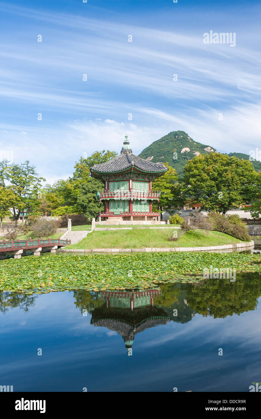 Hyangwon Pavilion (Hyangwonjeong) Gyeongbok Palace (Gyeongbokgung ...