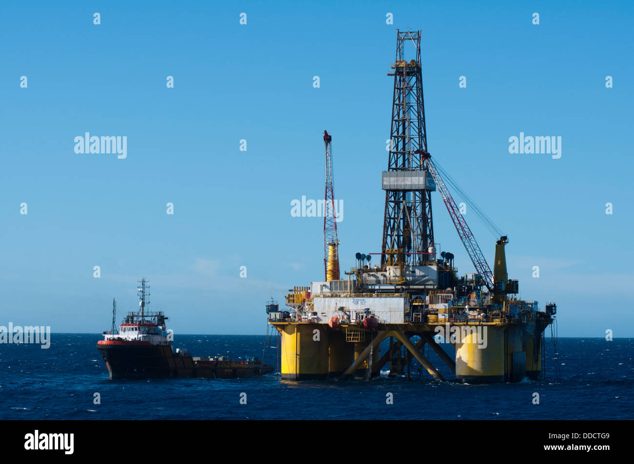 Vessel alongside hi-res stock photography and images - Alamy