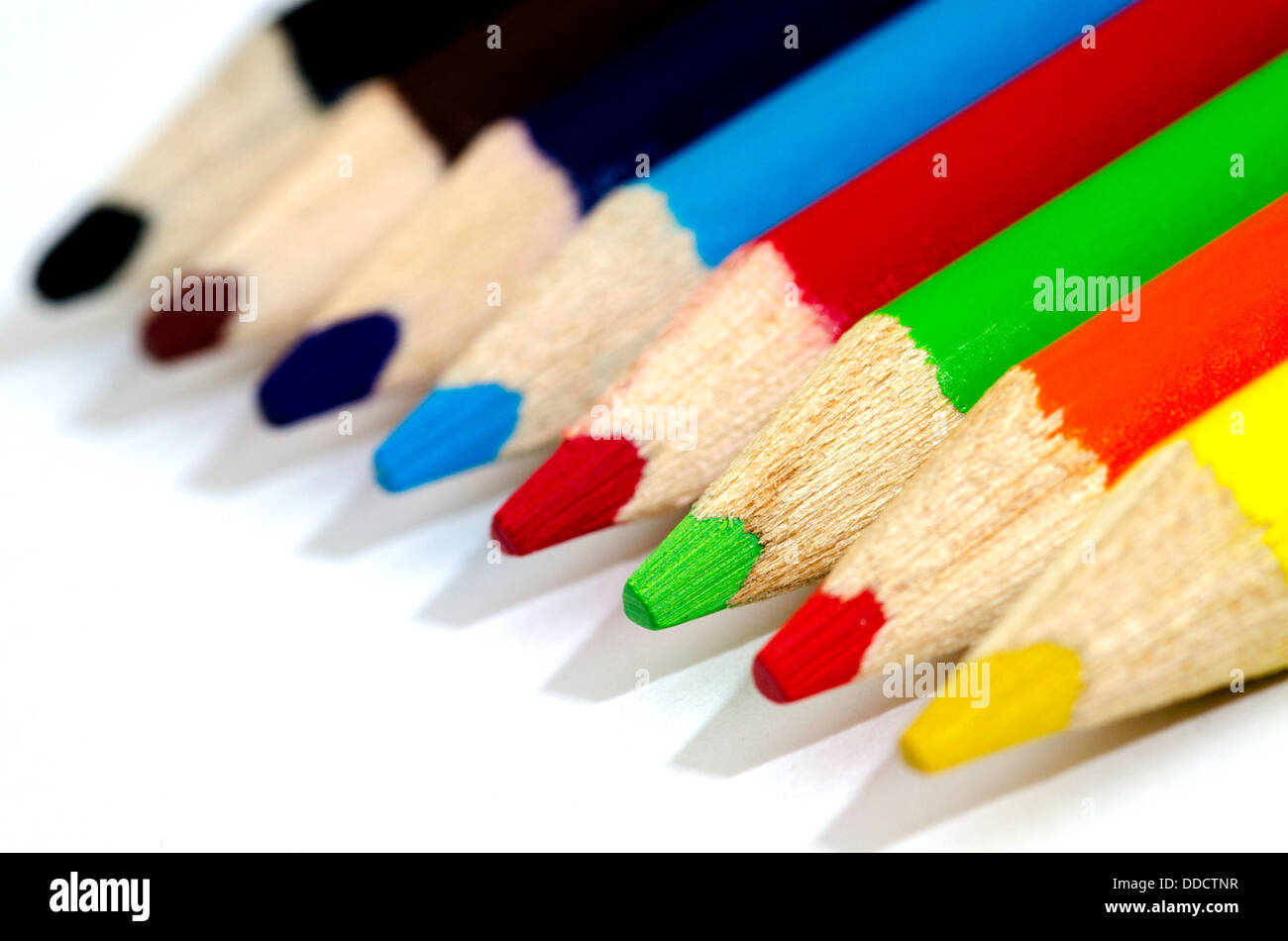 Colored pencils lined up in a row. Focus is on the green pencil Stock ...