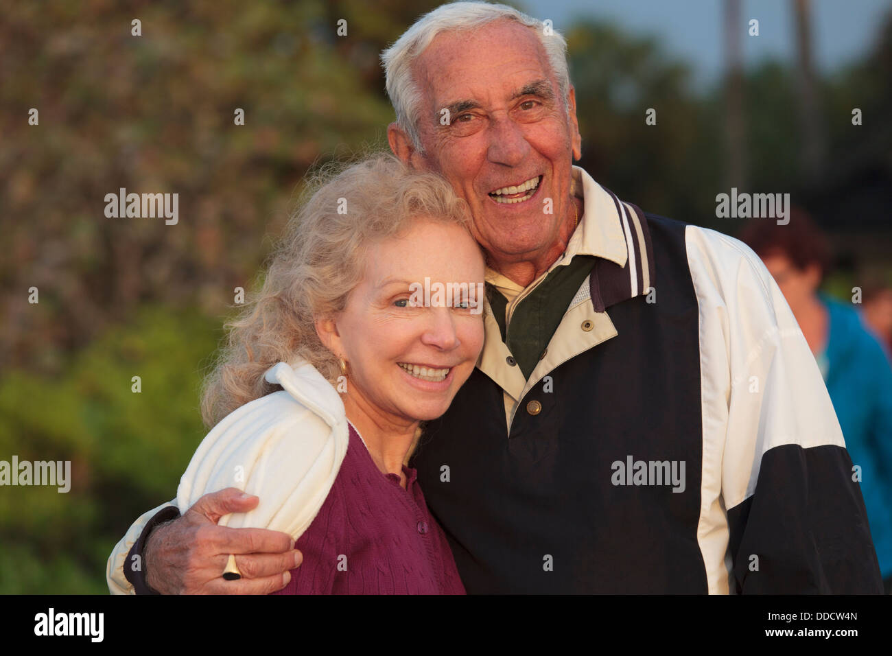 Senior couple embracing smiling hi-res stock photography and images - Alamy