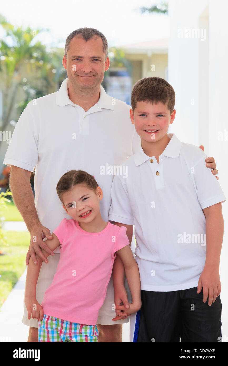 Man standing with his two children Stock Photo - Alamy