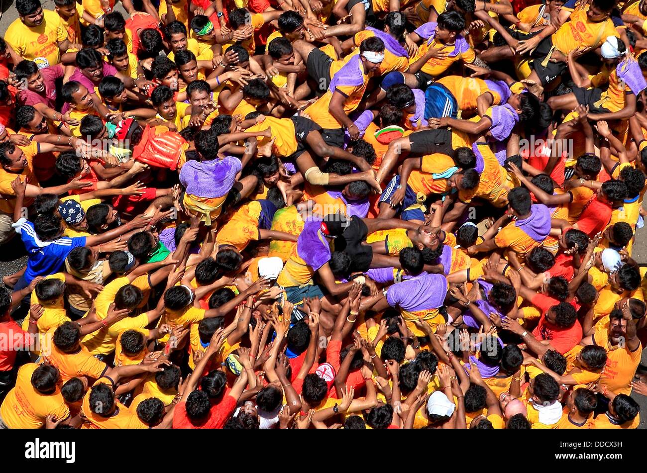 Human pyramid india hi-res stock photography and images - Alamy