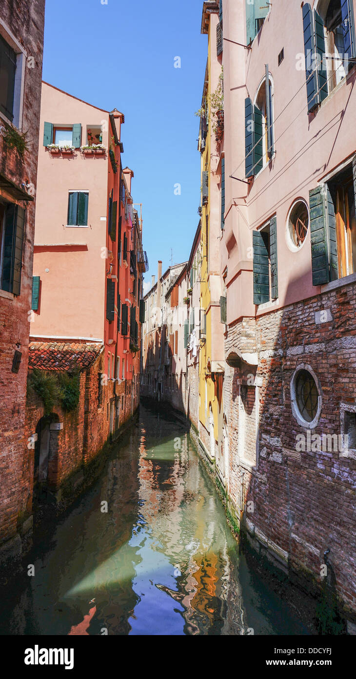 Canal side house exterior hi-res stock photography and images - Alamy