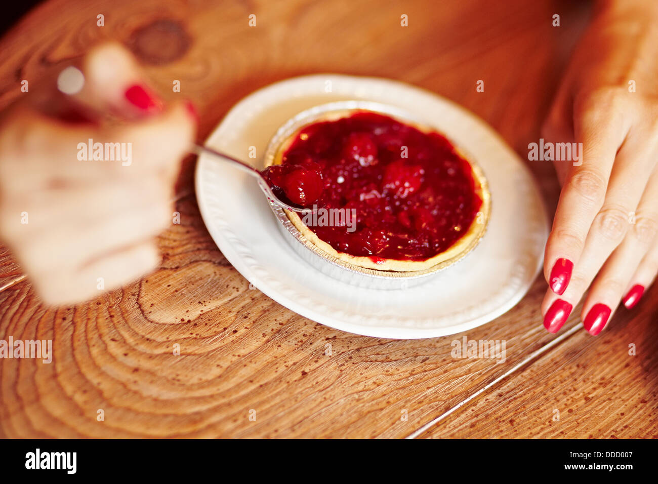 Women eating pie hi-res stock photography and images - Alamy