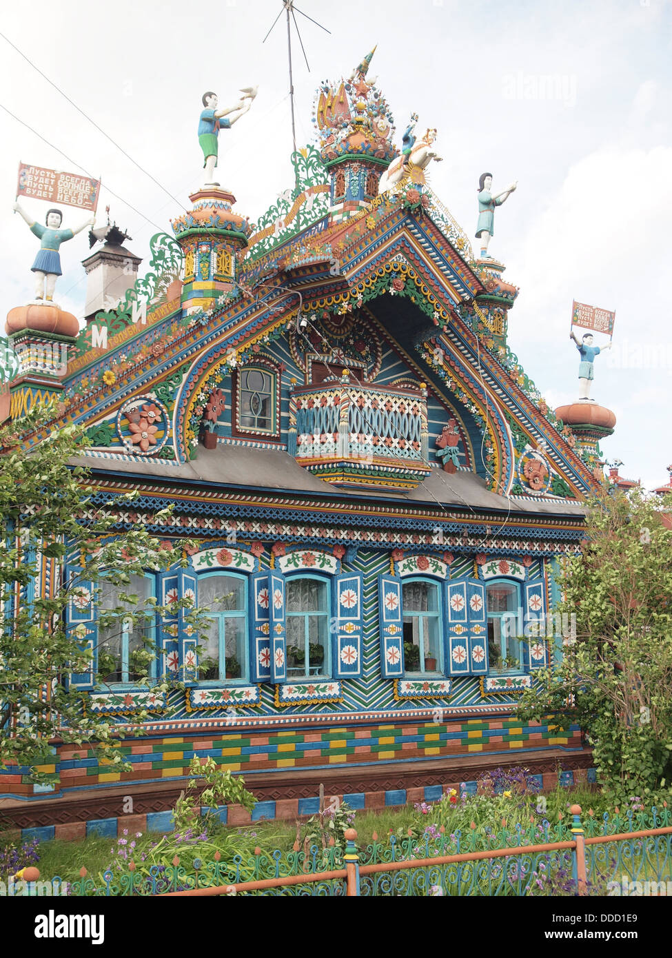 The beautiful painted wooden house. Russia Stock Photo - Alamy