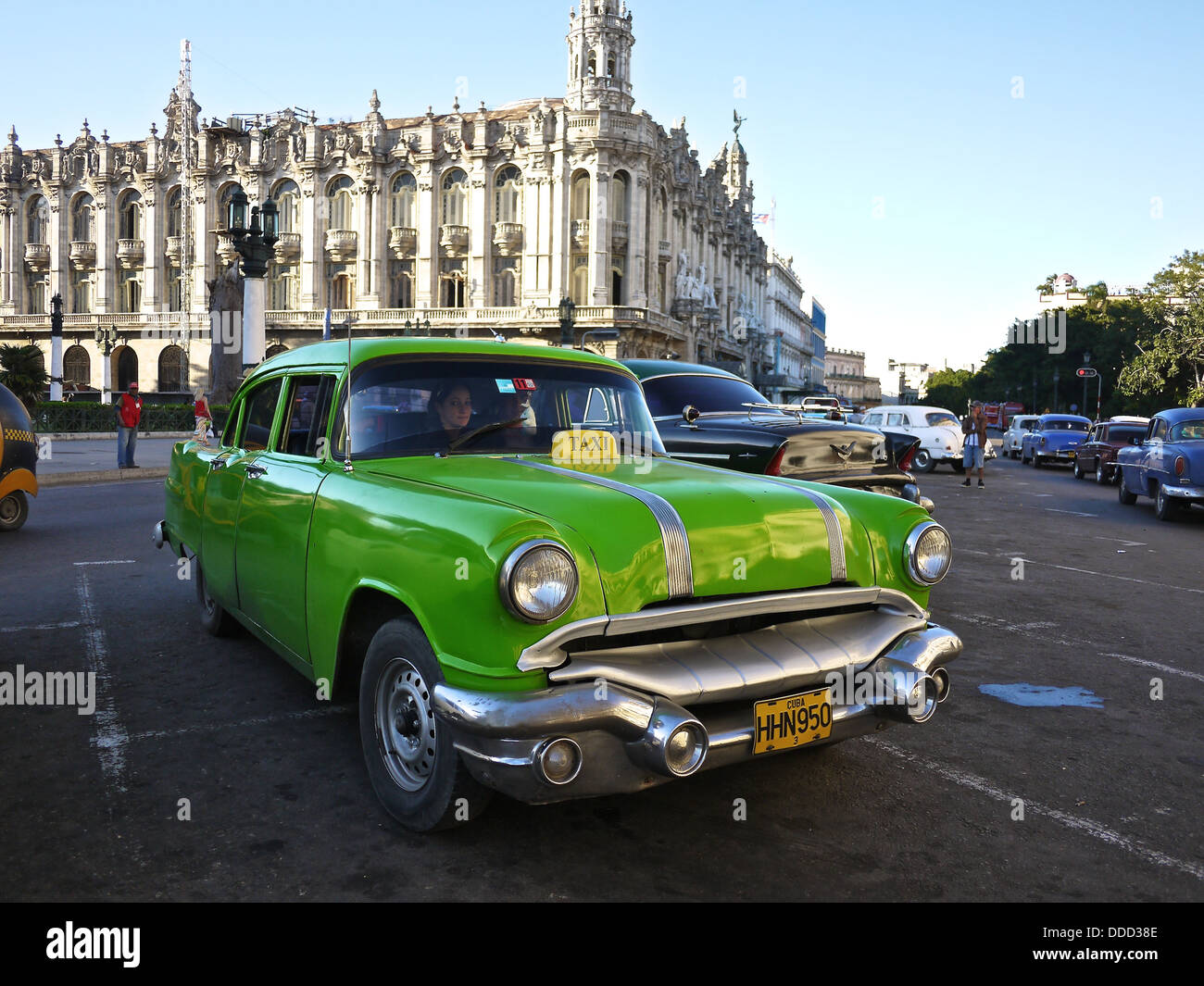 A colorful old American car with the Gran Teatro in the background ...