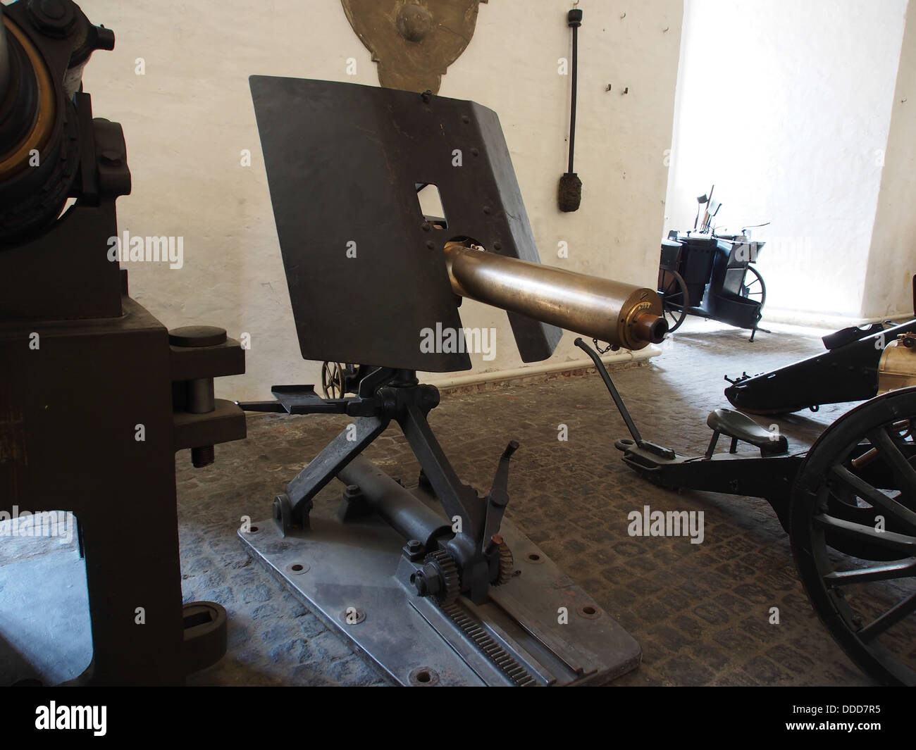 The 40mm Automatic Cannon is a versatile weapon used for both air and ...