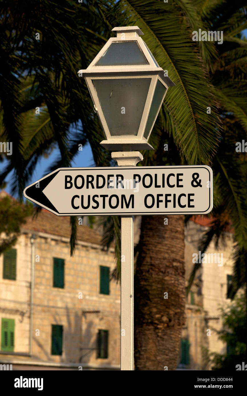 Customs sign border hi-res stock photography and images - Alamy