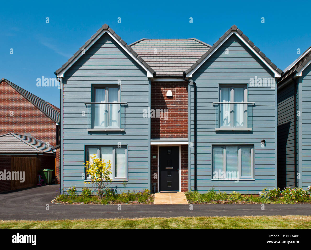 Typical luxurious house garden hi-res stock photography and images - Alamy