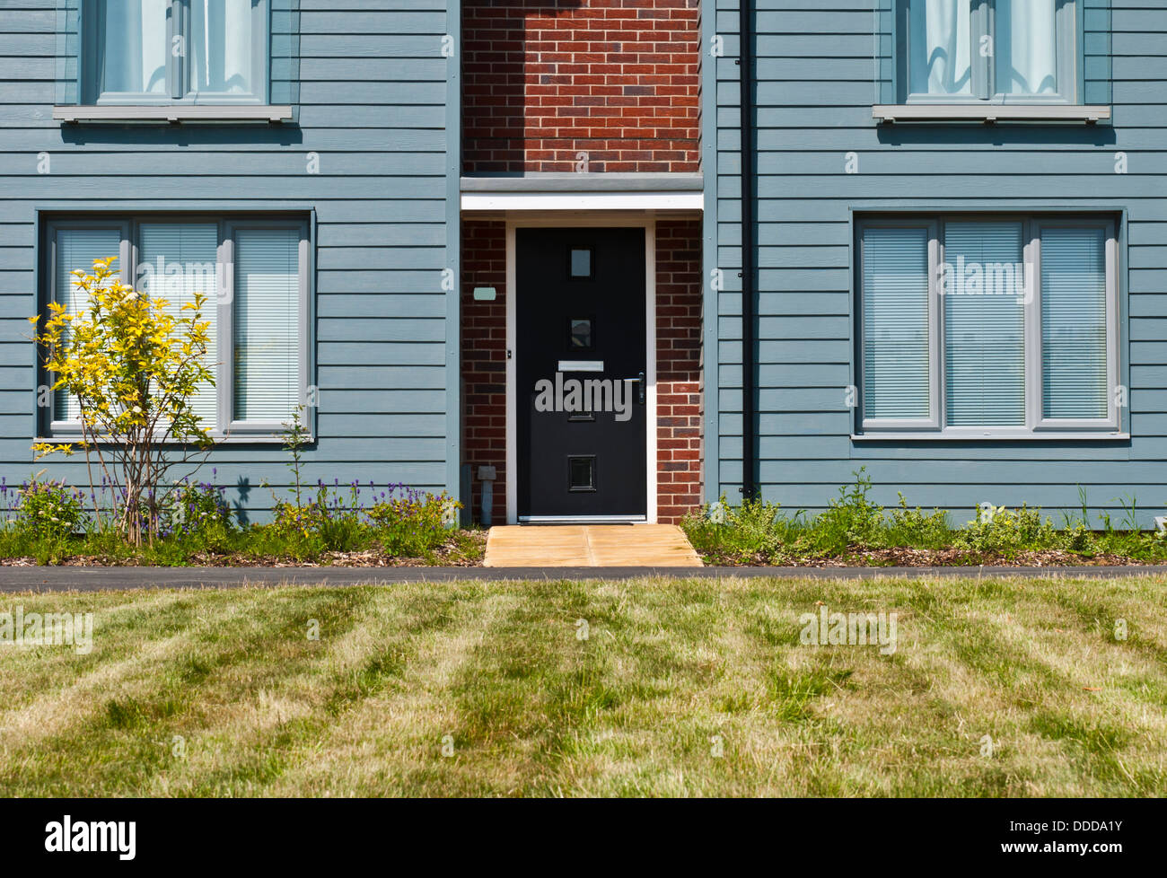 House front garden modern estate uk hi-res stock photography and images ...