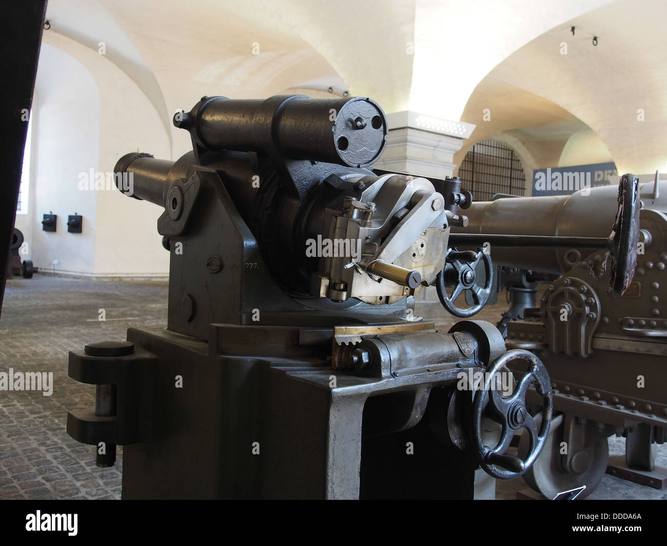 37mm cannon hi-res stock photography and images - Alamy