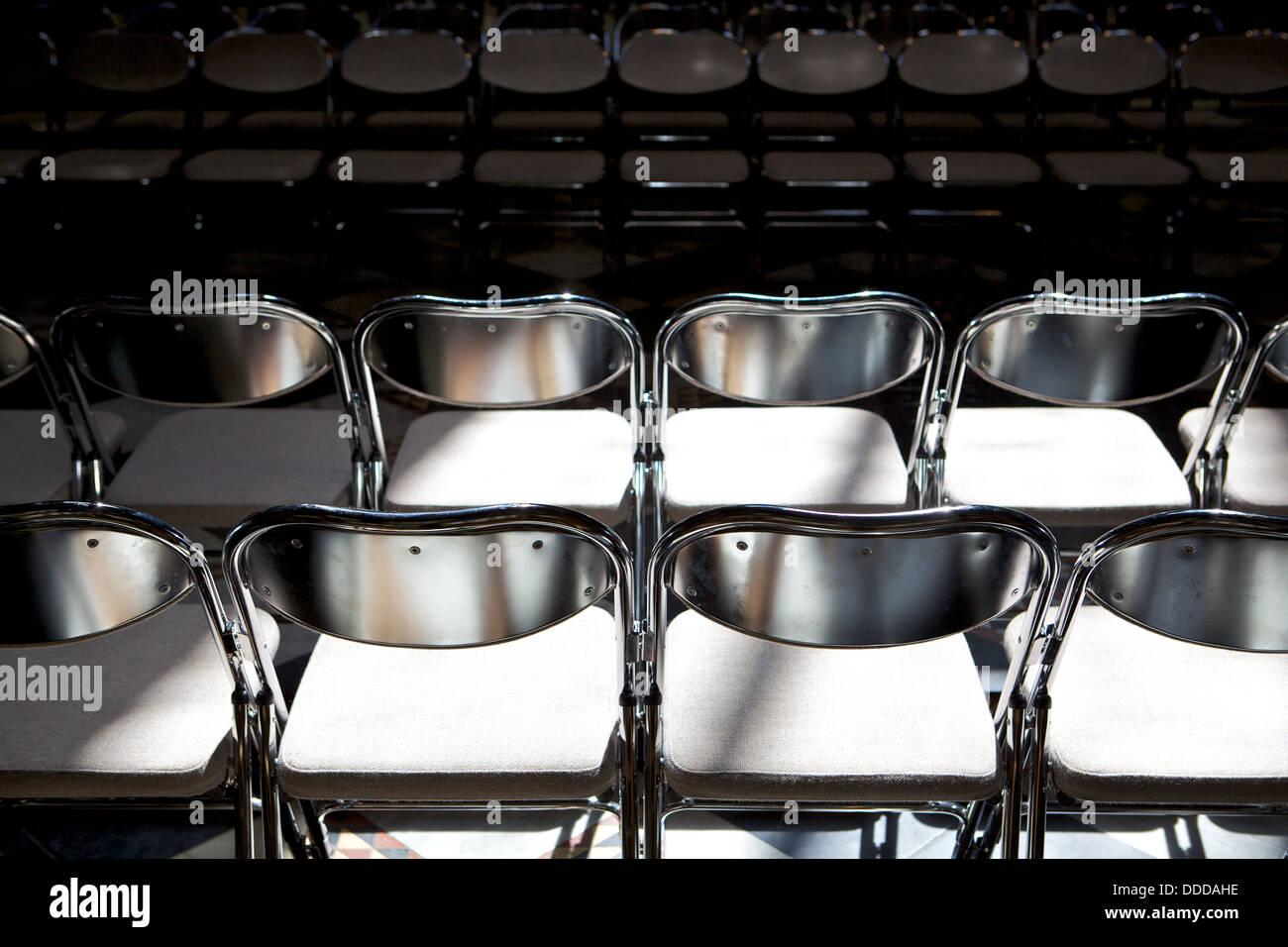 Row of folding metal chairs Stock Photo - Alamy
