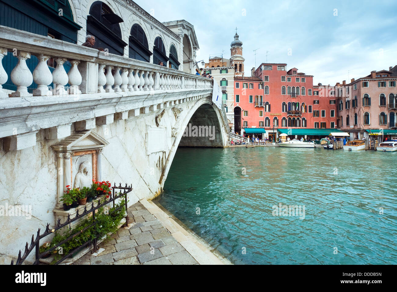Venetian Grand Canal view with gondolas and Rialto Bridge (Venice ...
