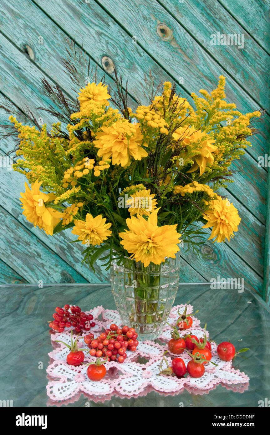 Bouquet of yellow flowers hi-res stock photography and images - Alamy